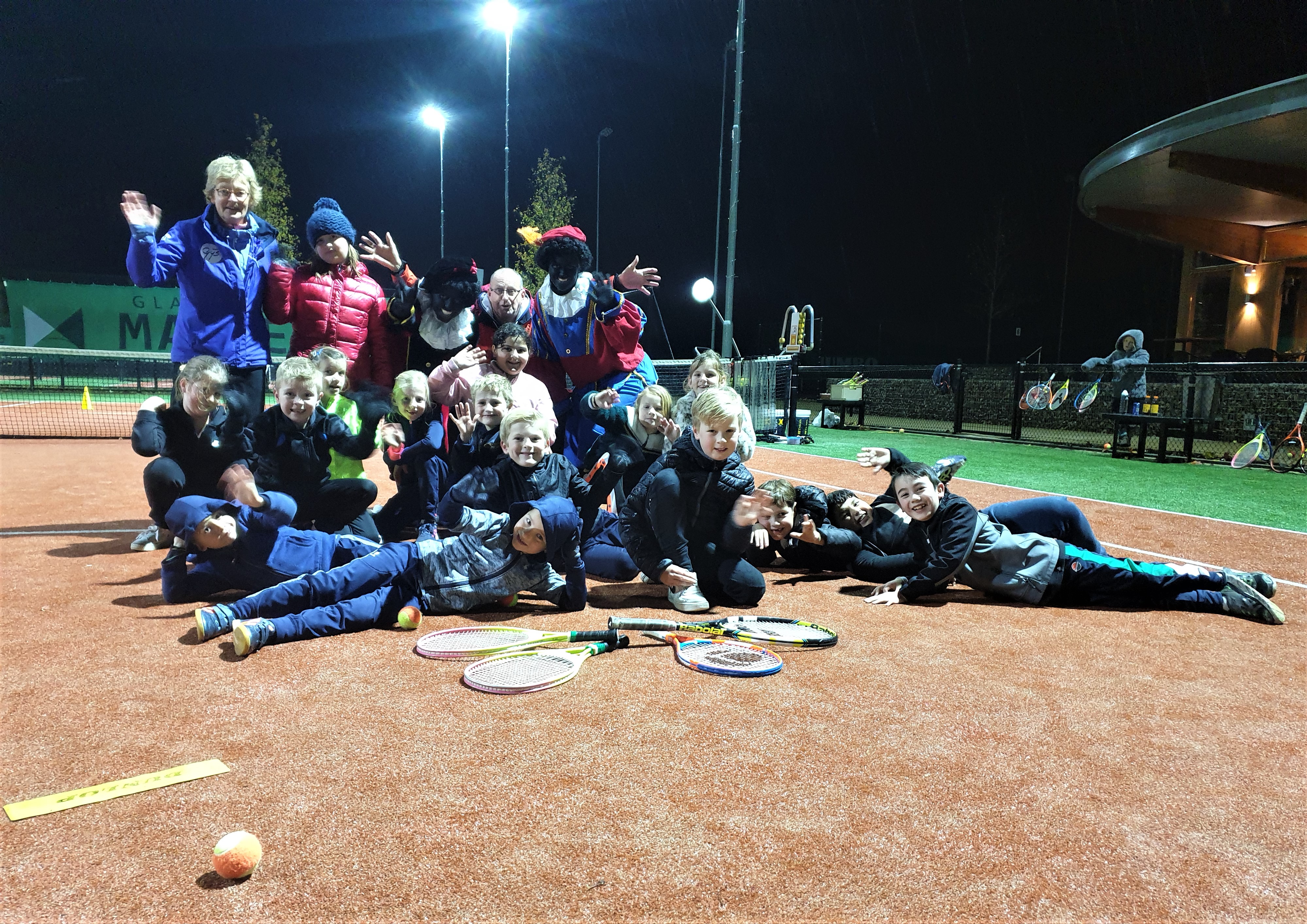 TC Gilze - Zwarte Pieten bezoeken tennisjeugd bij TC Gilze