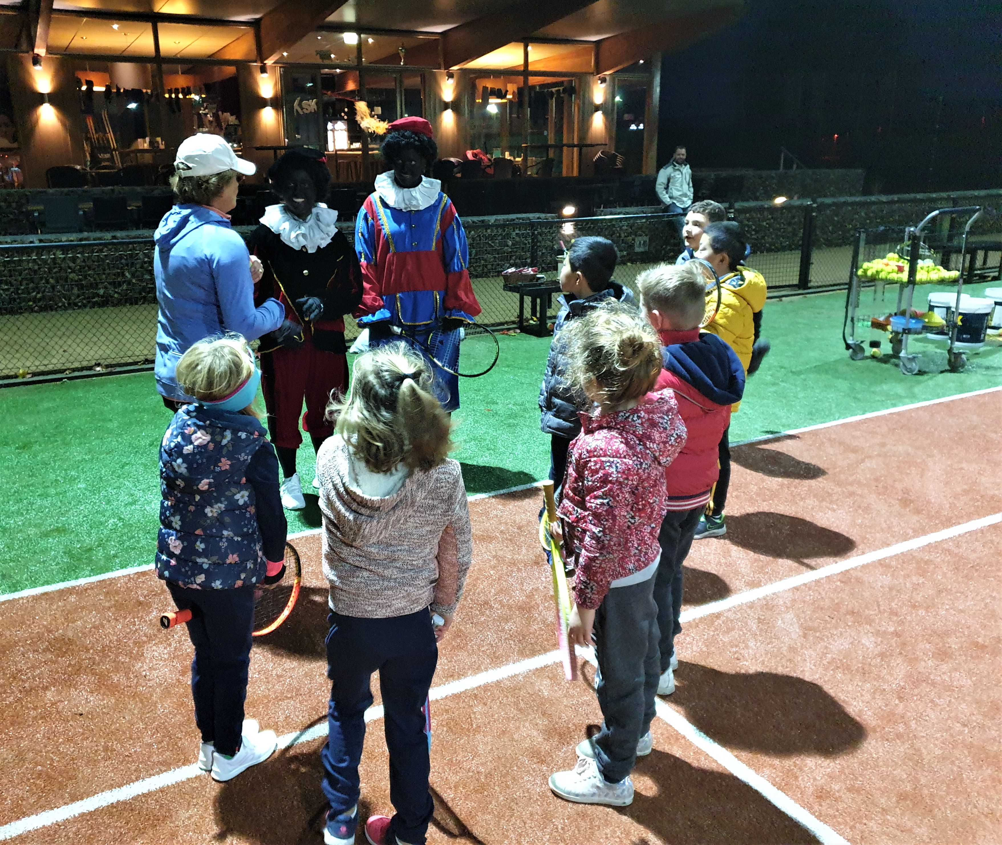 TC Gilze - Zwarte Pieten bezoeken tennisjeugd bij TC Gilze